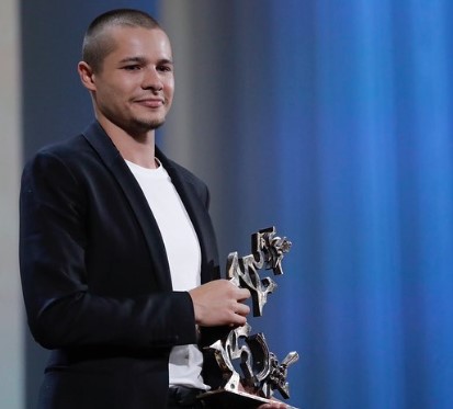 Toby Wallace Bio - Parents, Net Worth, Siblings, Girlfriend, Family ...