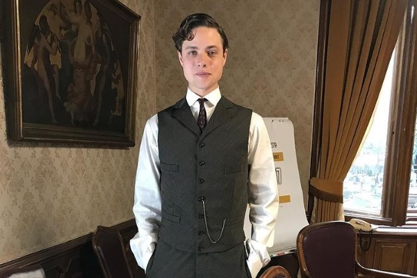 Douglas Smith Bio - Married, Wife, Children, Height, Net Worth, Family ...