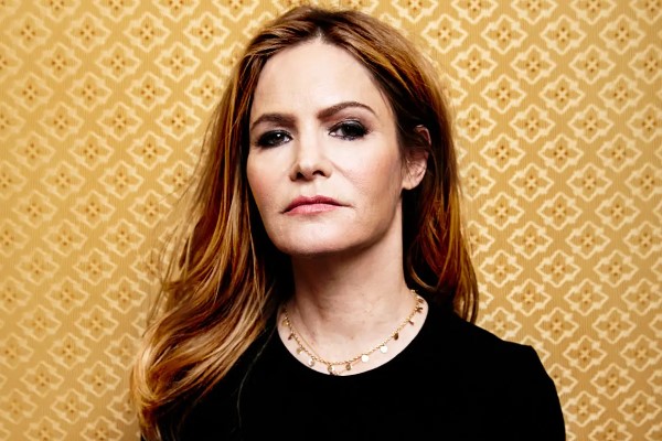 Jennifer Jason Leigh Bio - Age, Husband, Daughter, Children, Net Worth ...