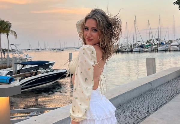 Ava Kolker Bio - Siblings, Parents, Family, Boyfriend, Net Worth ...