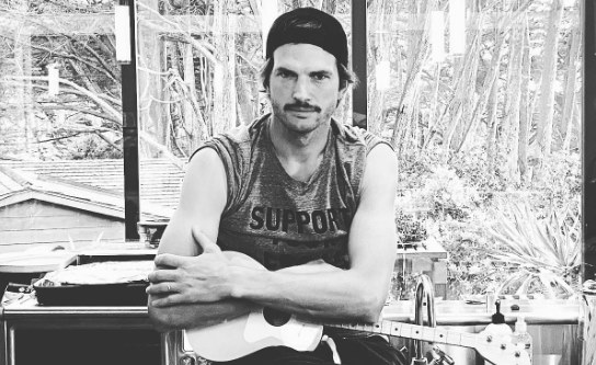 Ashton Kutcher Bio - Family, Wife, Kids, Wiki, Net Worth, Height